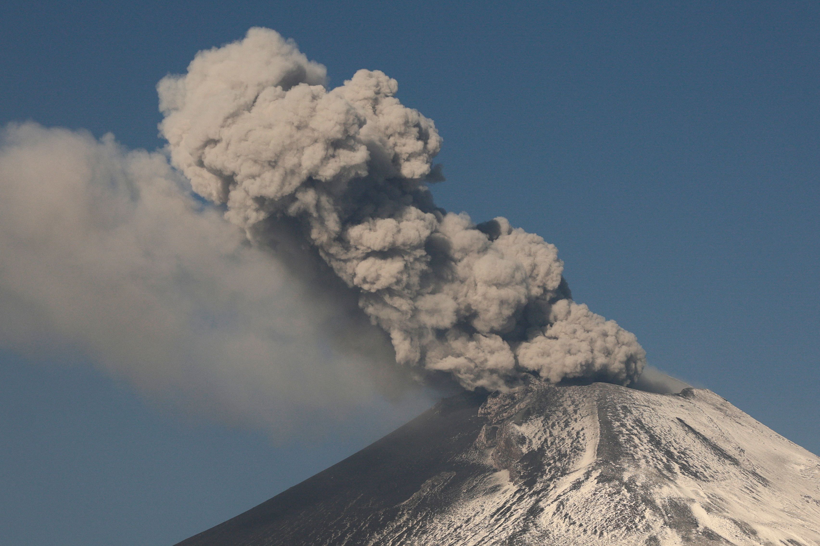 México: poblados en torno al volcán Popocatépetl se mantienen ...