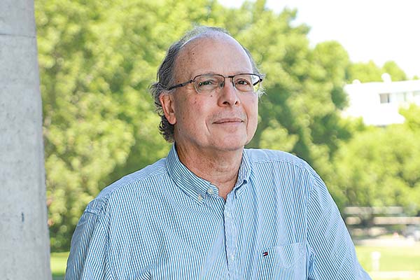 Claudio Sapelli, economista y académico del Instituto de Economía de la ...
