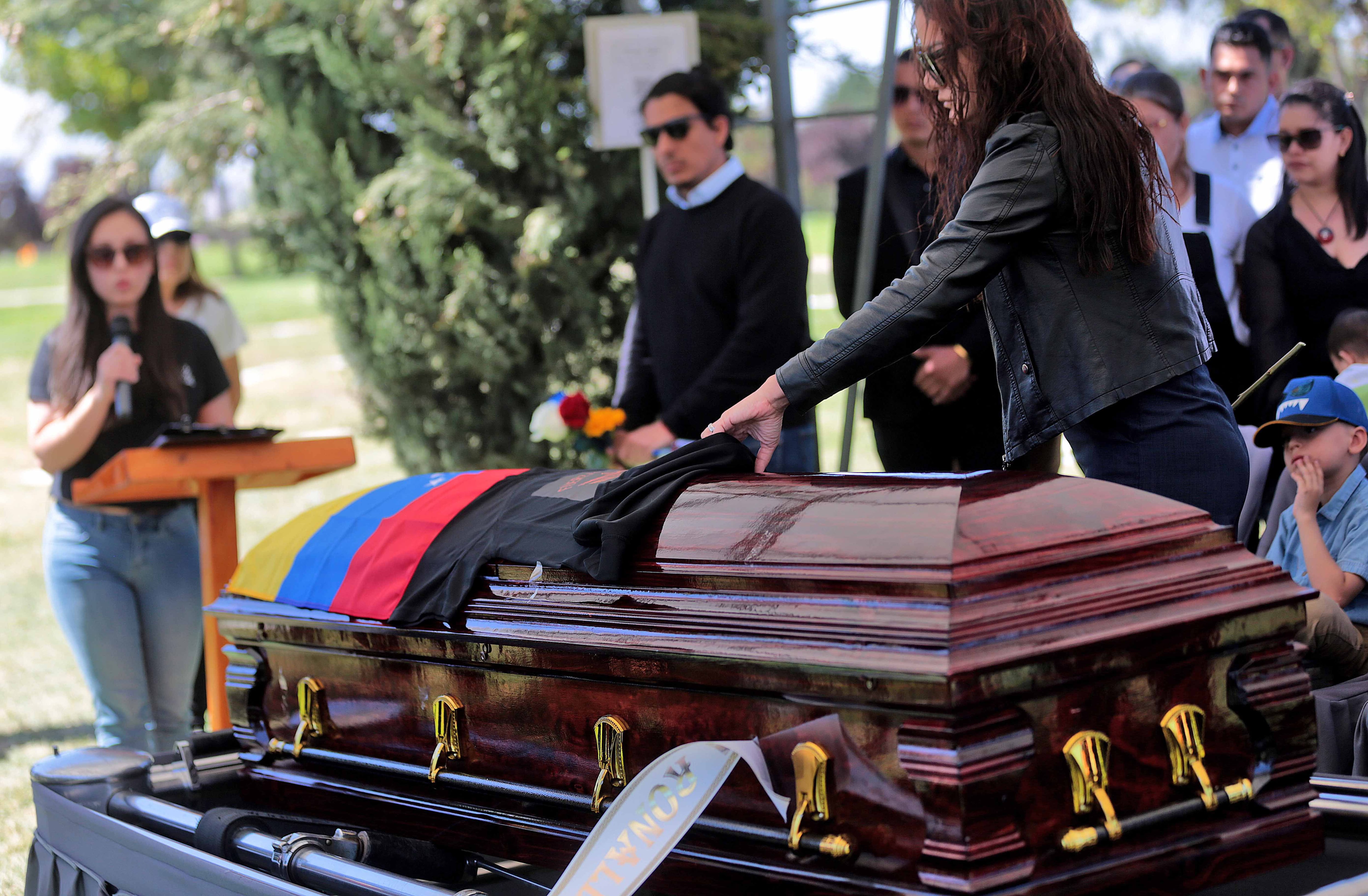 Hermana De Ronald Ojeda Durante El Funeral Del Exmilitar Hubo Una Total Negligencia De