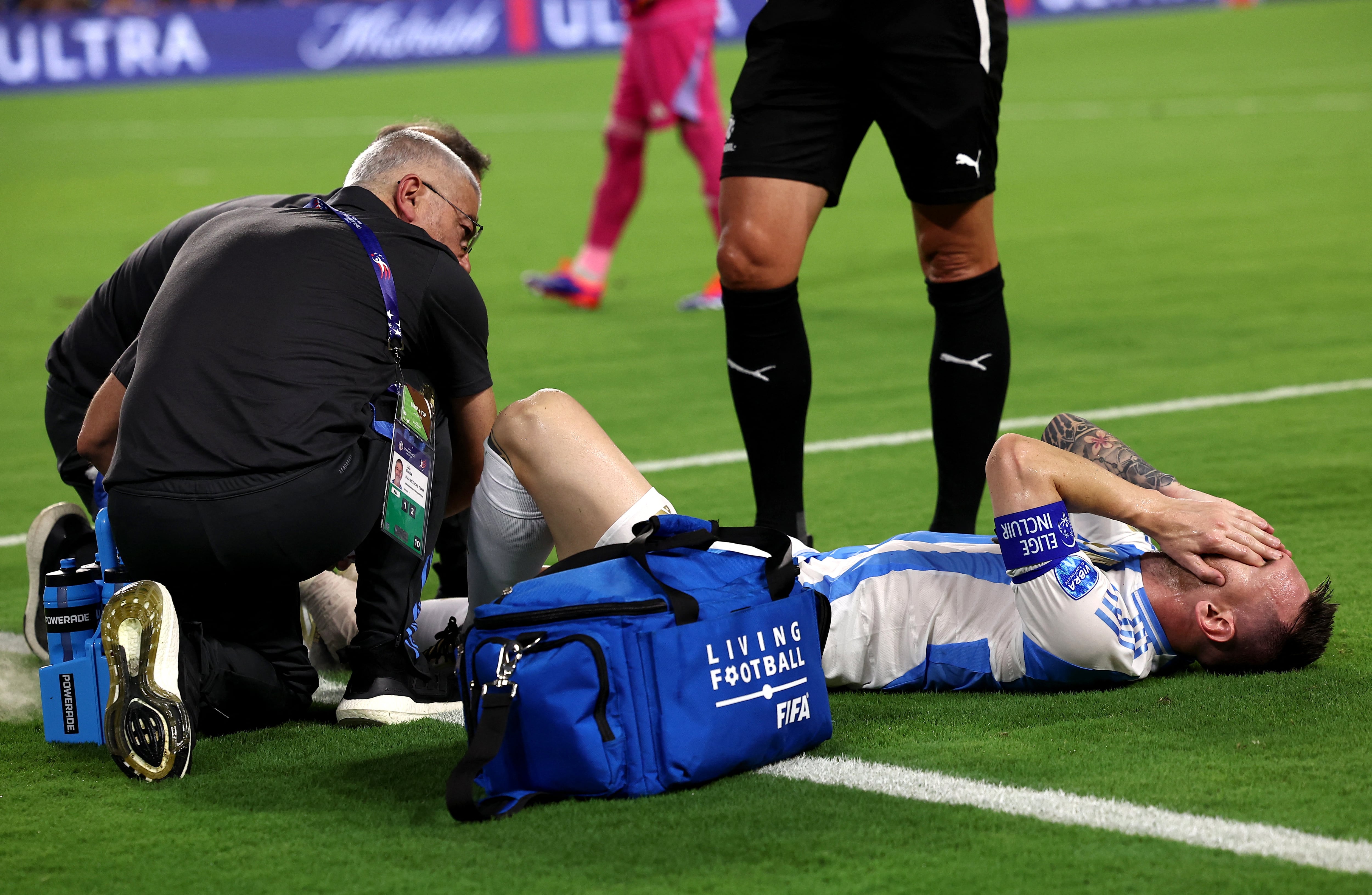 La impactante torsión del tobillo de Lionel Messi en la final de la ...